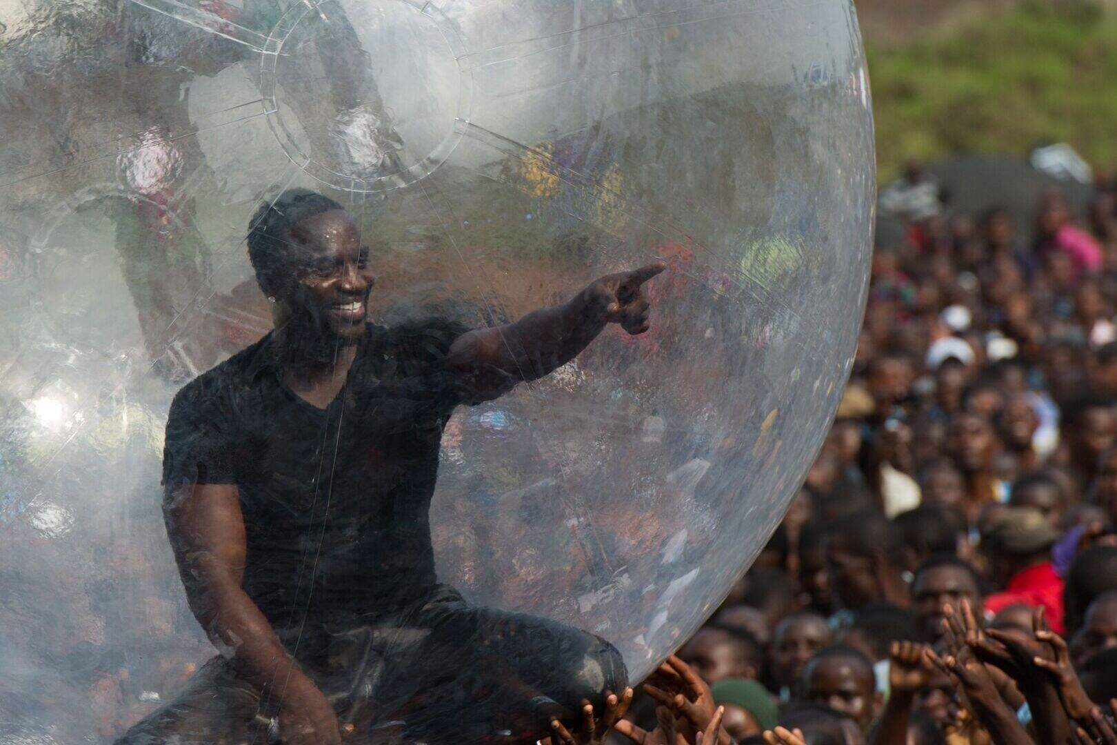 Did Akon really perform in a bubble in Africa to avoid catching Ebola ...
