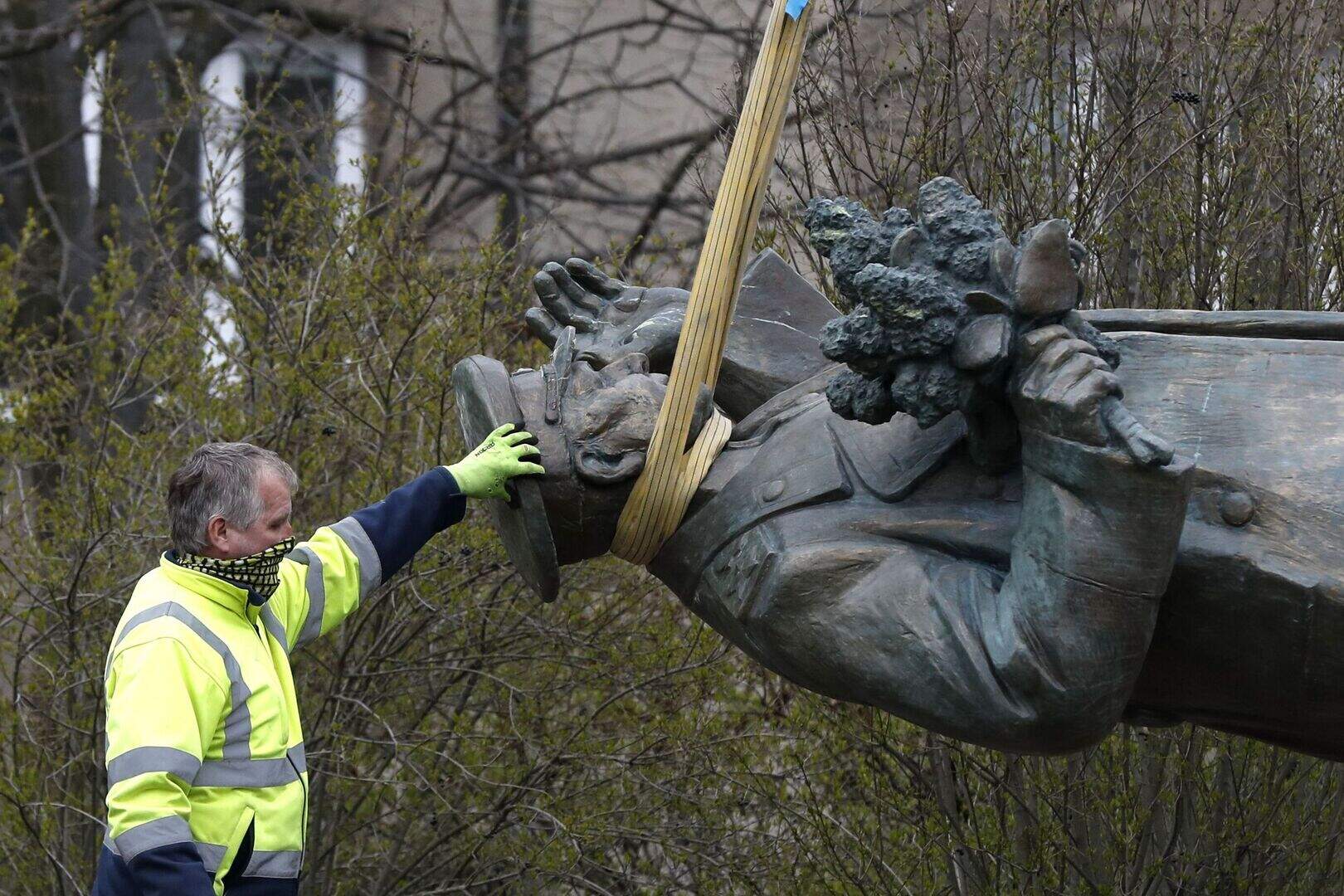 Soviet commander’s statue in Prague removed despite Russian protests ...