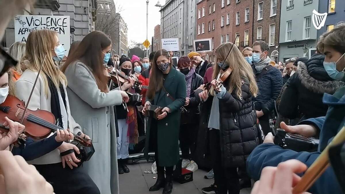 Comhaltas musicians perform at vigil for Ashling Murphy in Dublin ...