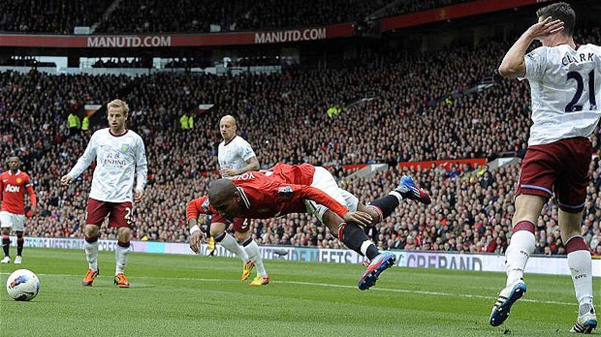 Manchester United Sir Alex Ferguson tells Ashley Young to stop diving ...