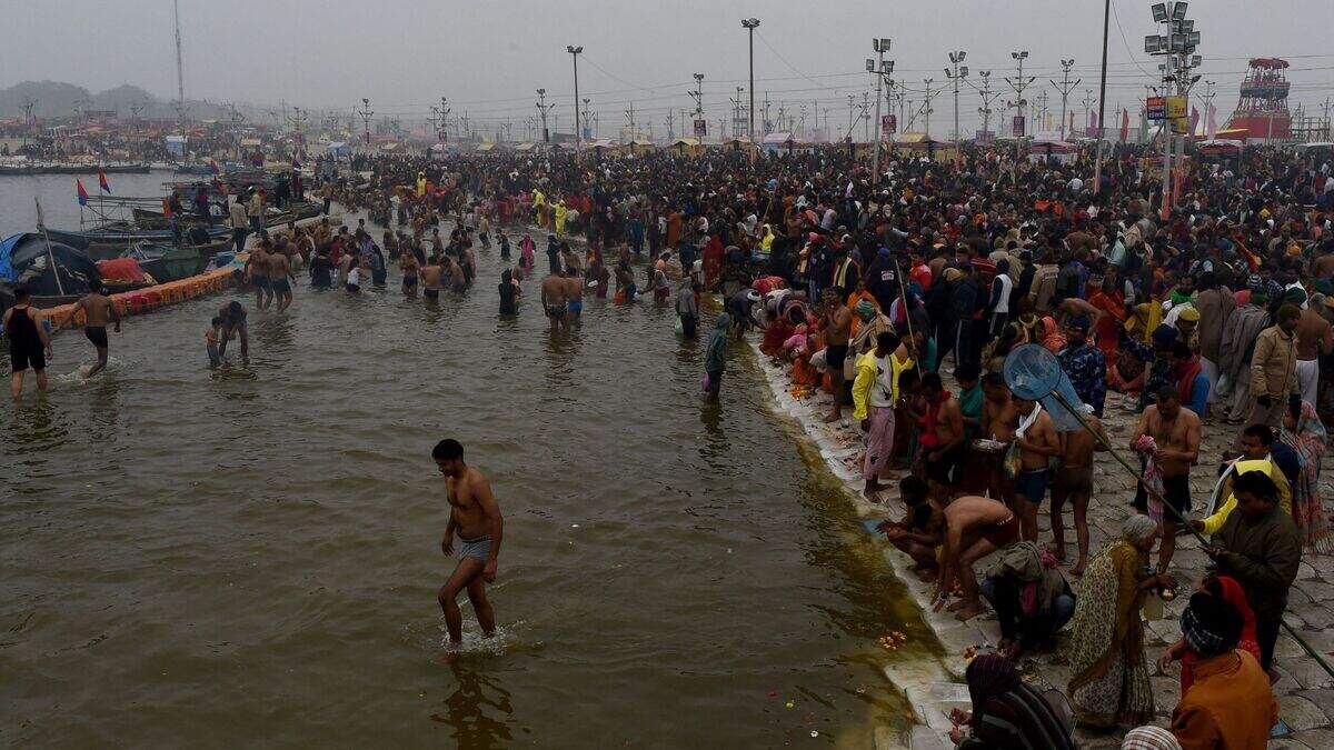 Dense fog disrupts flights, trains in Indian capital of New Delhi ...