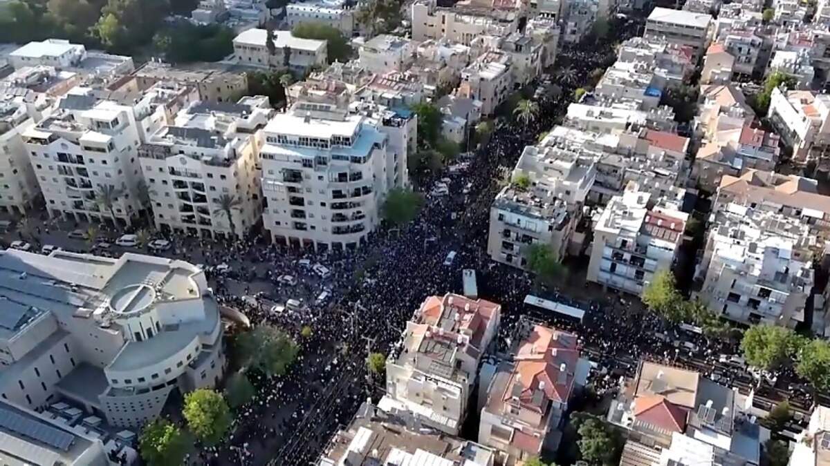 Hundreds of thousands of ultra-Orthodox Jews gather for the funeral of ...