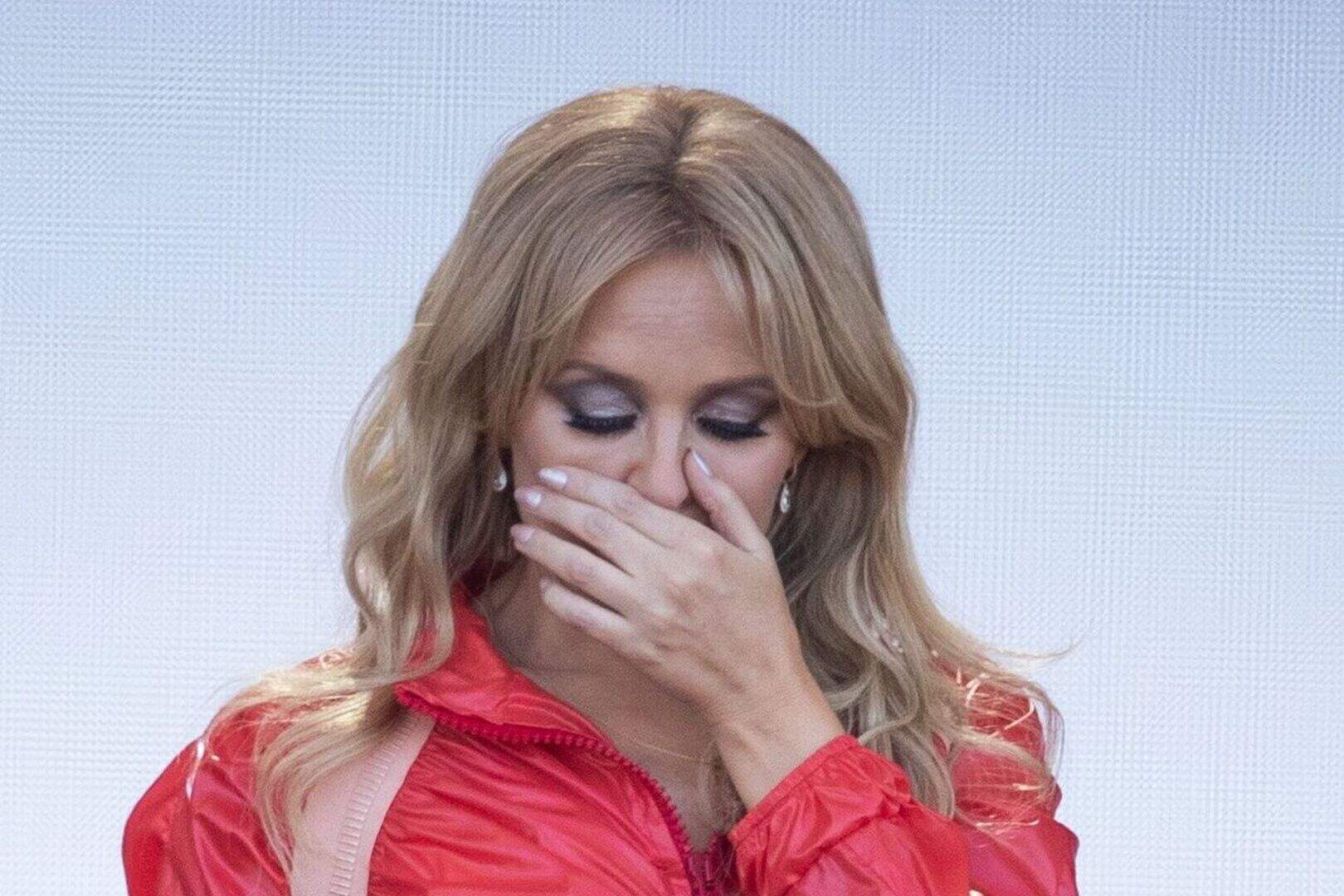 Tearful Kylie Minogue recalls missing 2005 Glastonbury after cancer ...