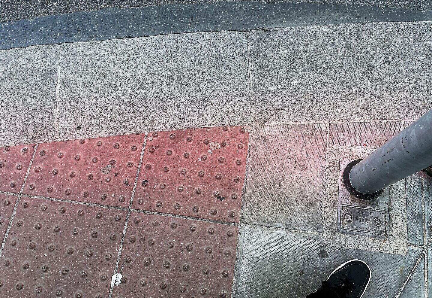 New ‘zombie lights’ installed in Dublin to alert mobile-obsessed ...