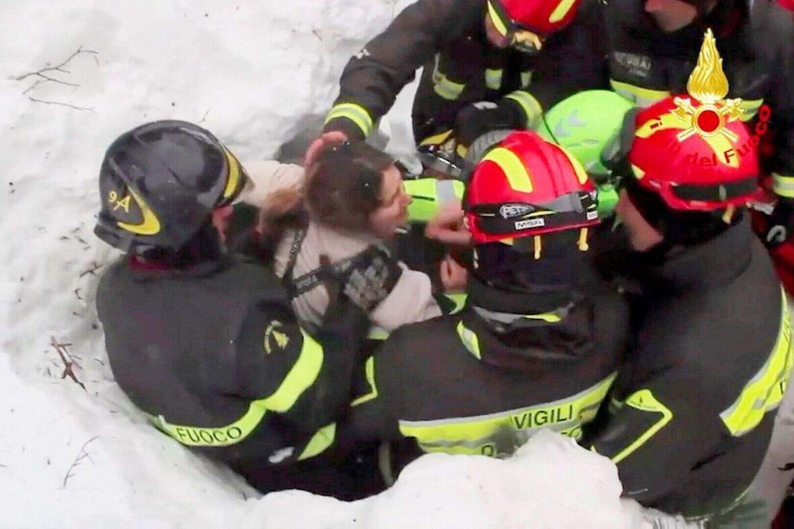 'Miracle' as 10 pulled alive from avalanche horror | Irish Independent