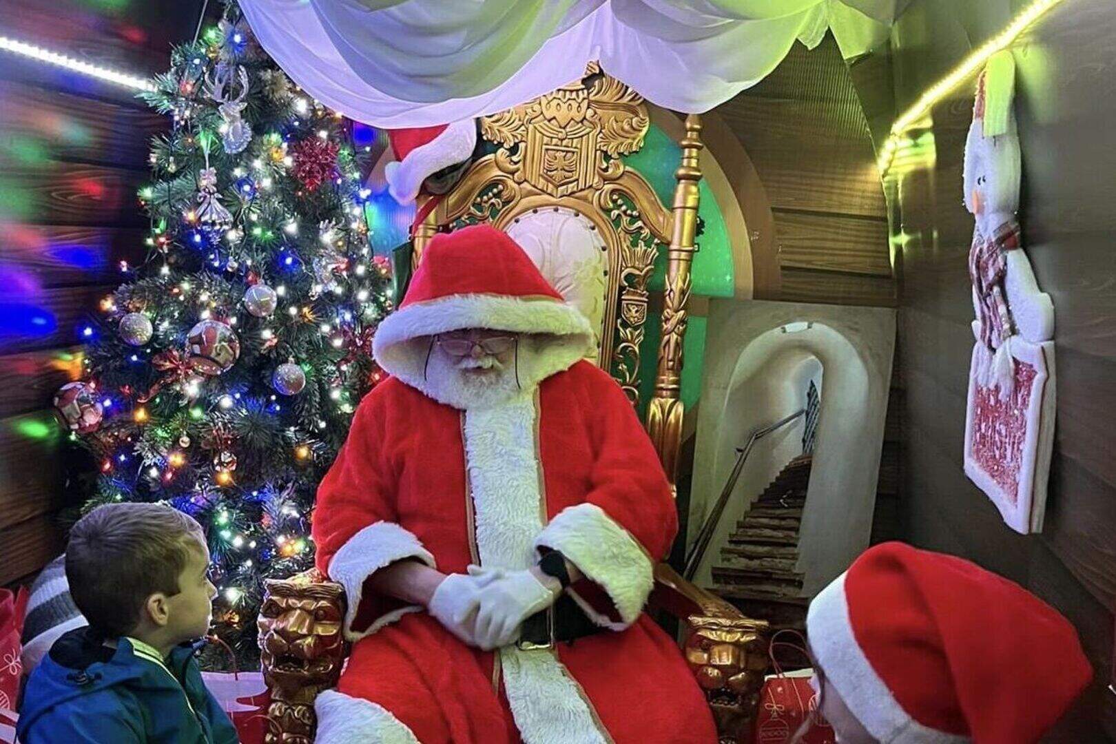 Santa rolls out in Dublin with his grotto on wheels | Irish Independent