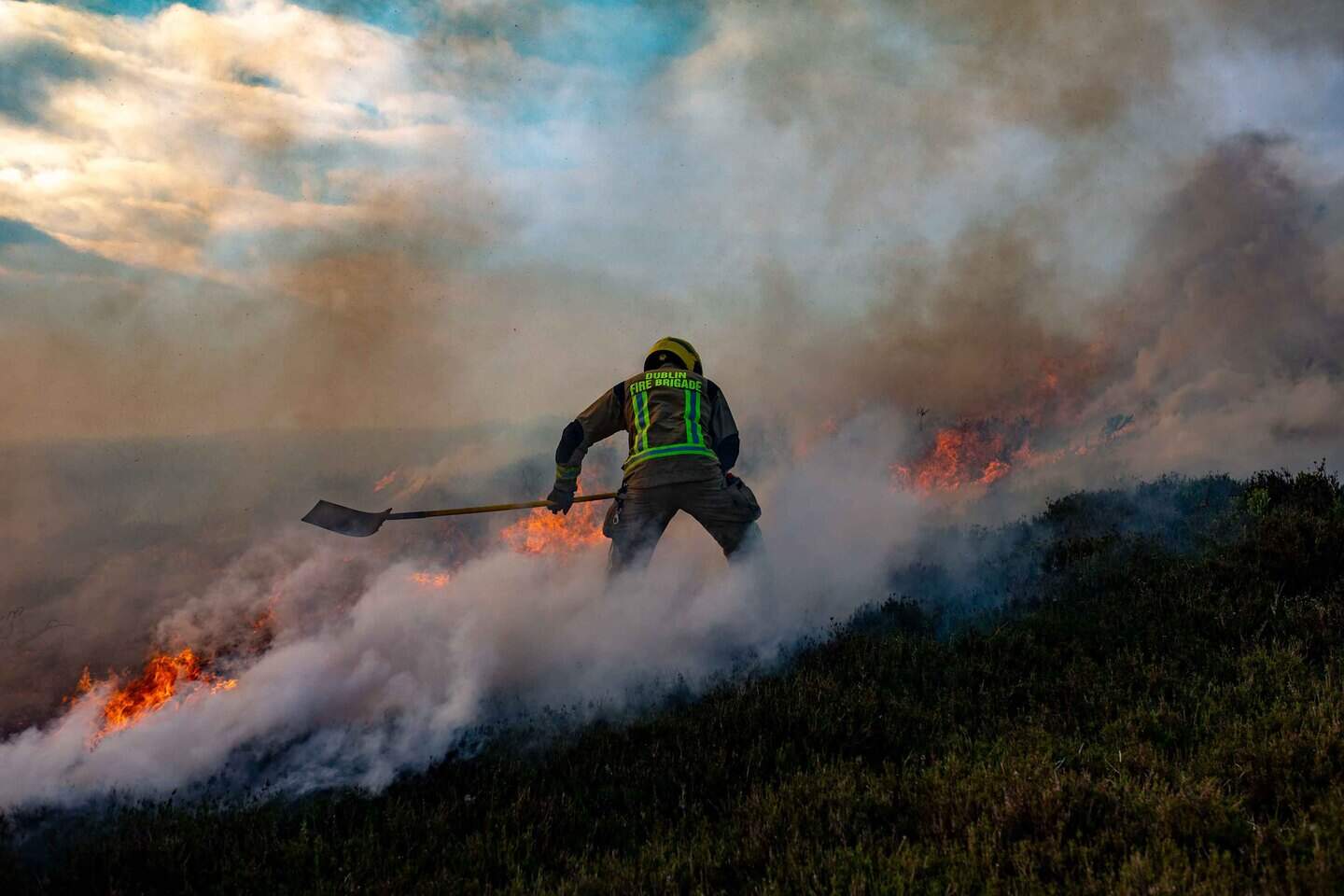 Firefighters battle major gorse fire in Dublin Mountains | Irish ...