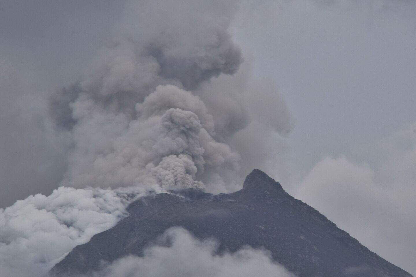 Indonesia evacuates 6,500 people after volcano spews clouds of ash ...