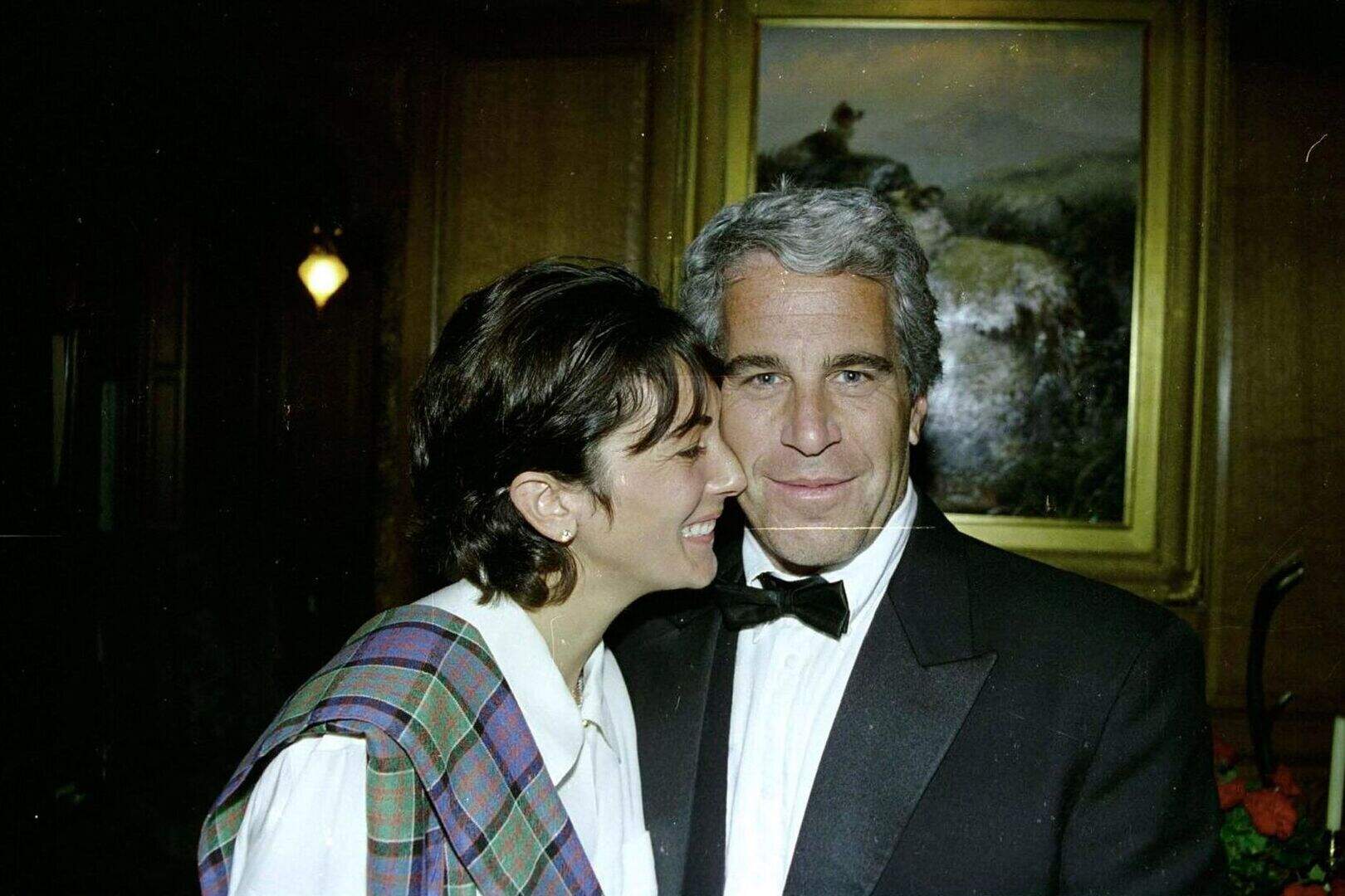 Ghislaine Maxwell trial doubt as second juror admits being abuse victim ...