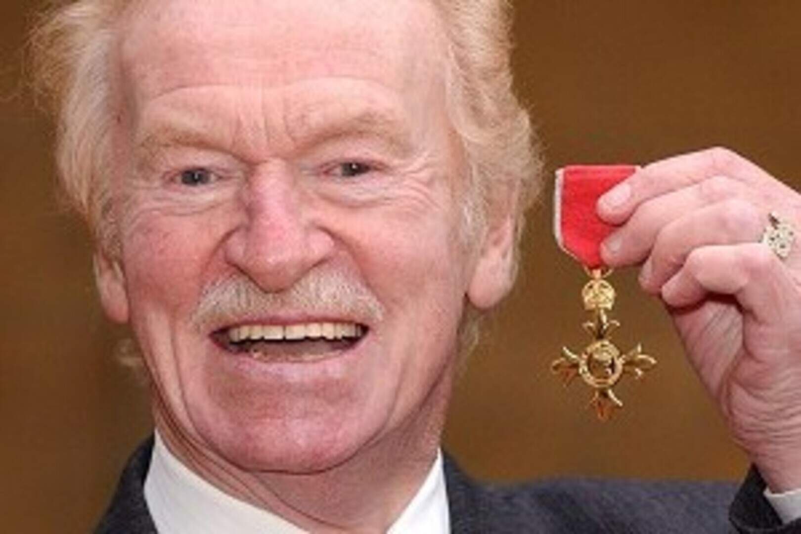 Guitar veteran Bert Weedon dies | Irish Independent