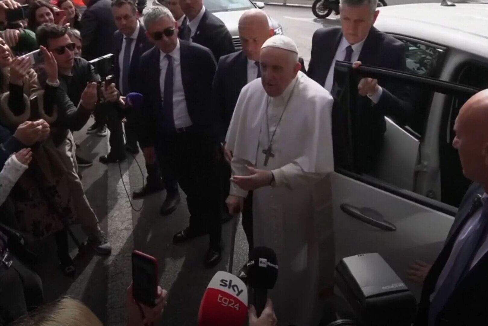 Pope Francis leaves hospital after bronchitis treatment | Irish Independent