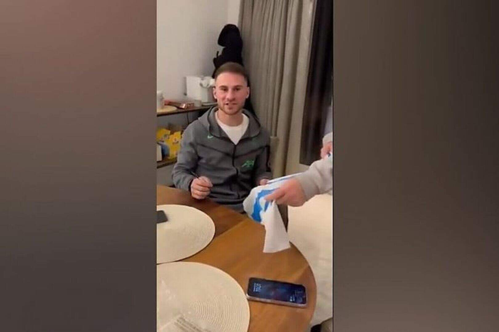 Liverpool FC star Alexis Mac Allister signs his Argentina shirt and ...
