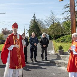 Community effort sees new cross erected at Wicklow-Carlow parish church ...