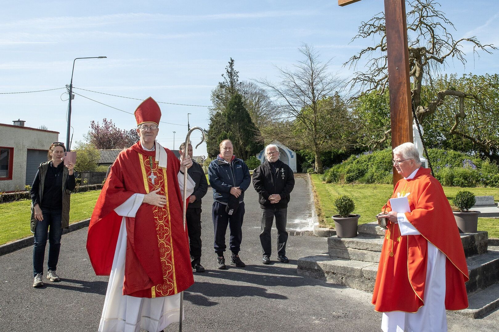 Community effort sees new cross erected at Wicklow-Carlow parish church ...