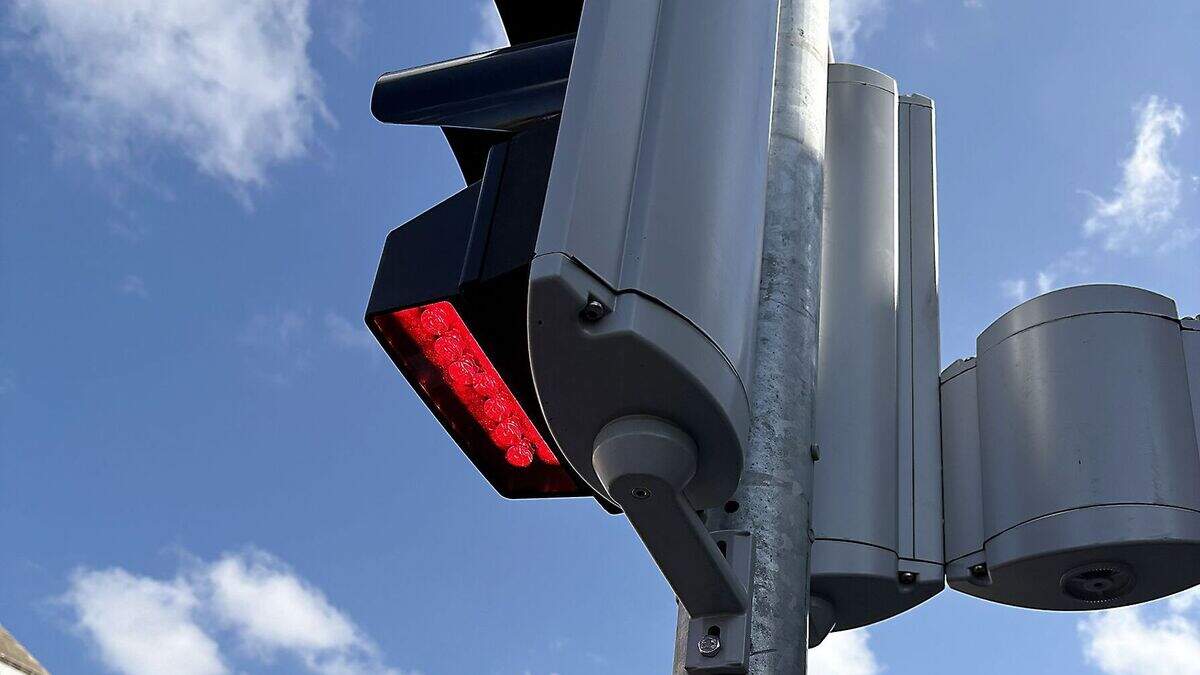 New ‘zombie lights’ installed in Dublin to alert mobile-obsessed ...
