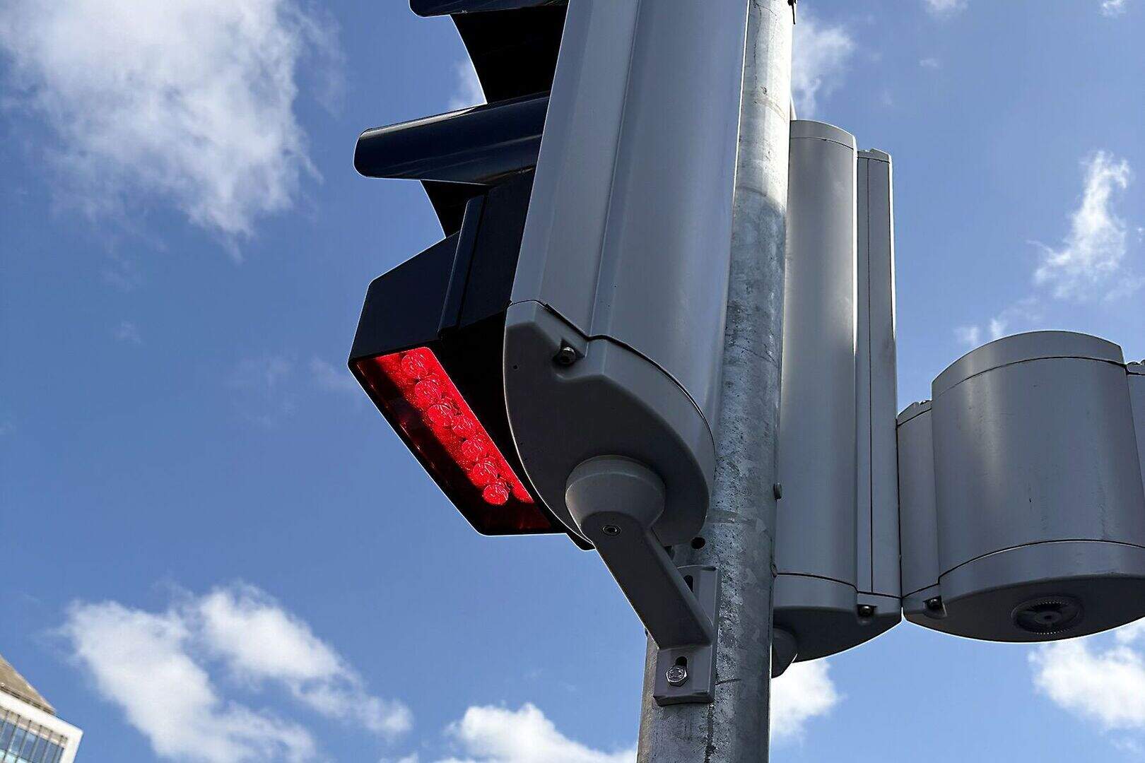 New ‘zombie lights’ installed in Dublin to alert mobile-obsessed ...