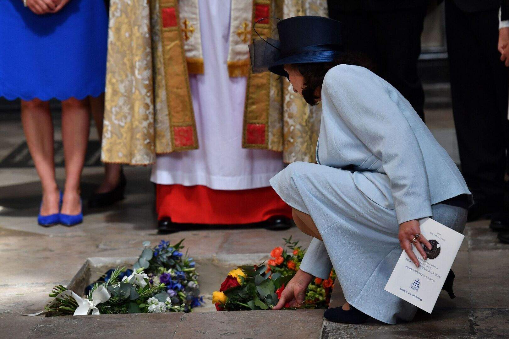 Stephen Hawking laid to rest between graves of Newton and Darwin ...