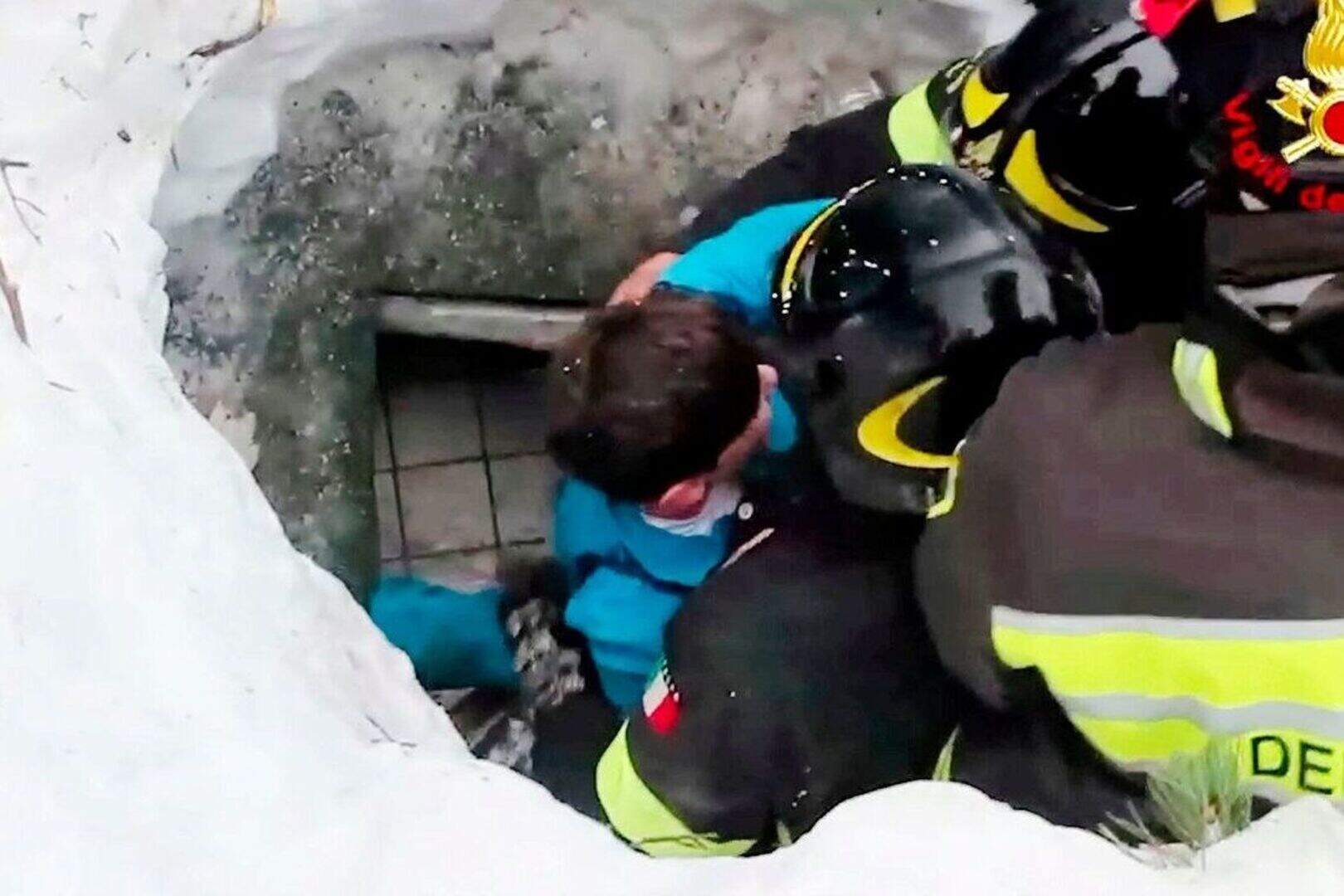 'Miracle' as 10 pulled alive from avalanche horror | Irish Independent