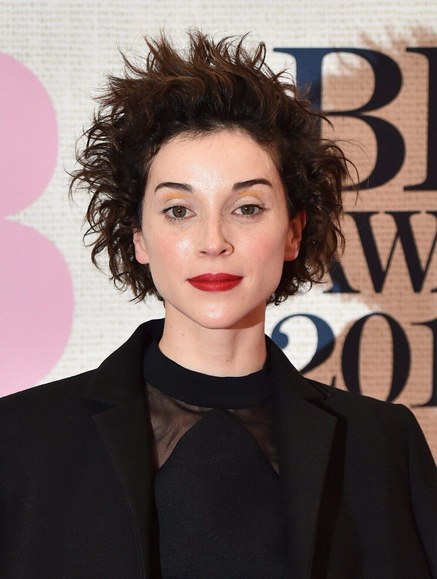 Cara Delevingne 'spotted kissing' American singer St Vincent at the ...