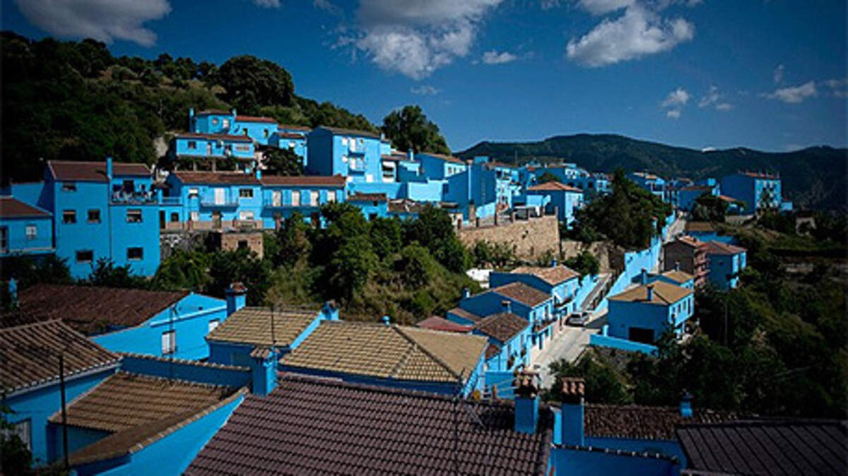Tourists flock to Smurf village | Irish Independent