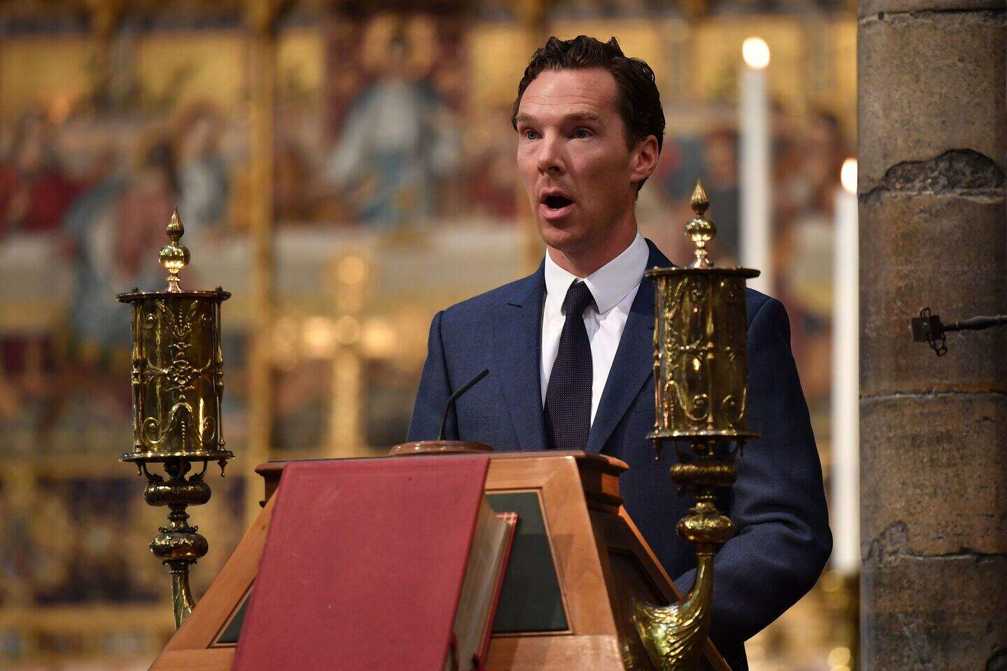 Stephen Hawking laid to rest between Sir Isaac Newton and Charles ...