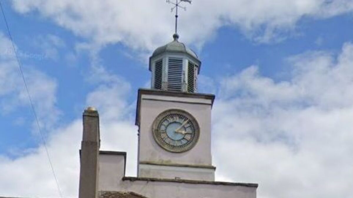 Conundrum of broken Tipperary town clock continues despite three feet ...