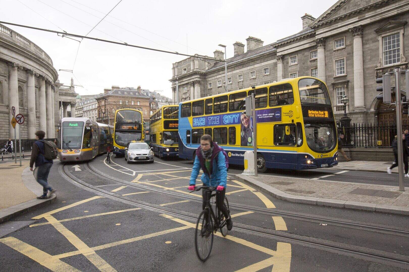 Private vehicles ‘still driving through Dublin's College Green’ despite ...