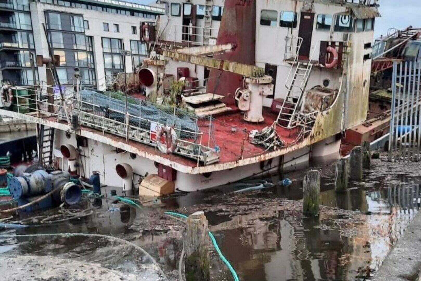 Serious pollution threat to Boyne River from sinking Drogheda dredger ...