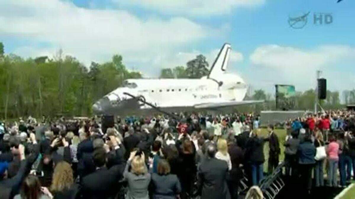 Space shuttle Discovery arrives at the Smithsonian Museum | Irish ...