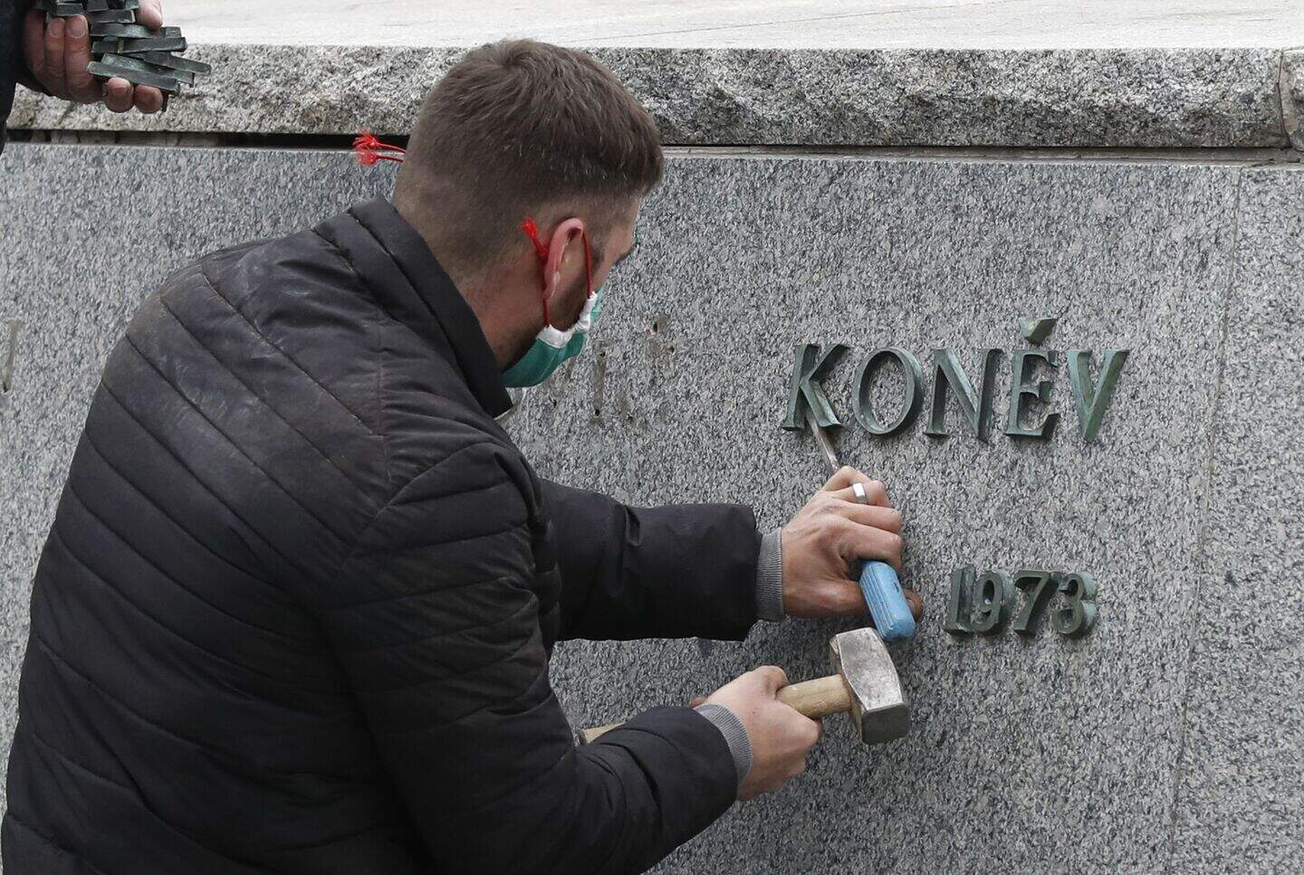Soviet commander’s statue in Prague removed despite Russian protests ...