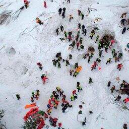 'Miracle' as 10 pulled alive from avalanche horror | Irish Independent