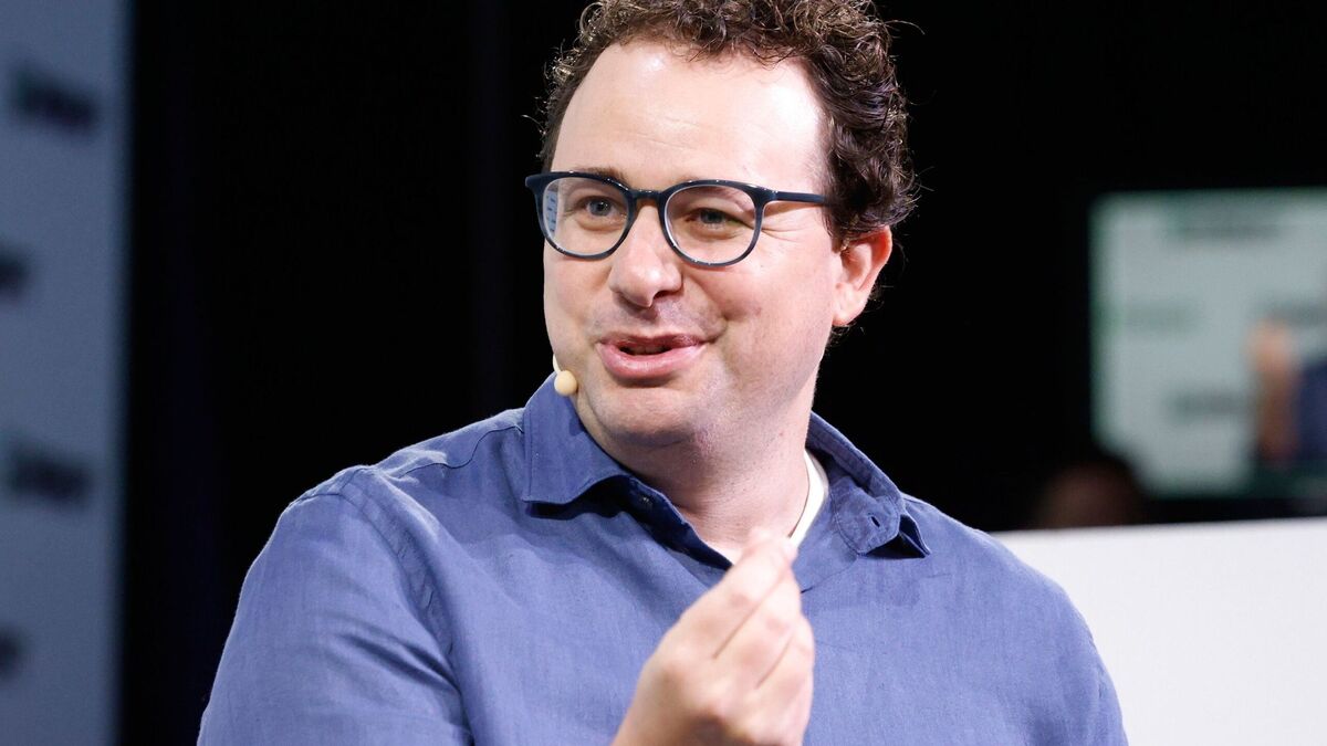 AI stock market launches have ‘echoes’ of dotcom boom and bust, expert ...