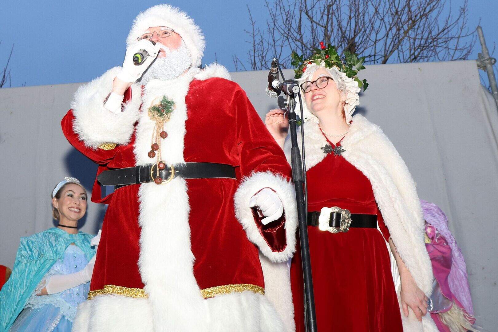 Wexford lights up for Christmas as Santa and his helpers come to town ...
