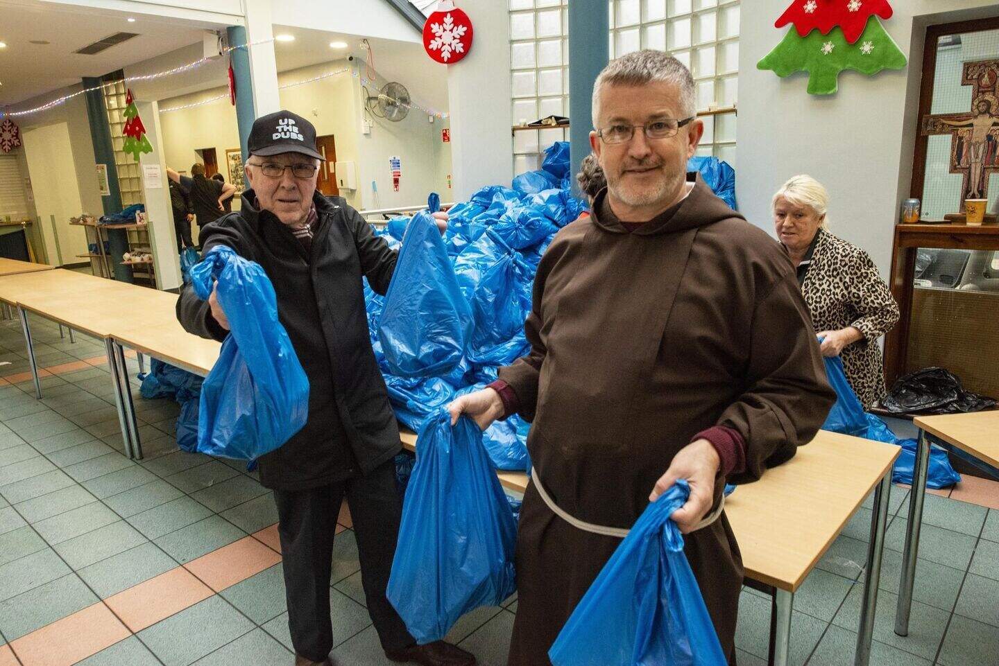 Gardai help manage crowds as 3,000 people queue at 4am for Capuchin ...